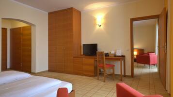 Quarto Familiar, 2 camas de casal | Minibar, cofre no quarto, secretária, quartos insonorizados