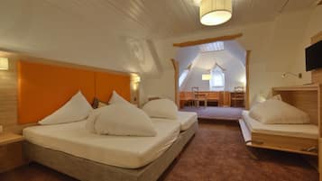 Quarto Familiar, 2 camas queen-size | Minibar, cofre no quarto, secretária, quartos insonorizados