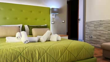 Quarto triplo standard | Roupas de cama premium, cofres nos quartos, Wi-Fi de cortesia