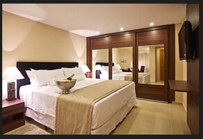 Camas de colchão pillowtop, minibar, cofre no quarto, secretária 