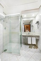Produtos de toalete grátis, secador de cabelo, toalhas de banho 