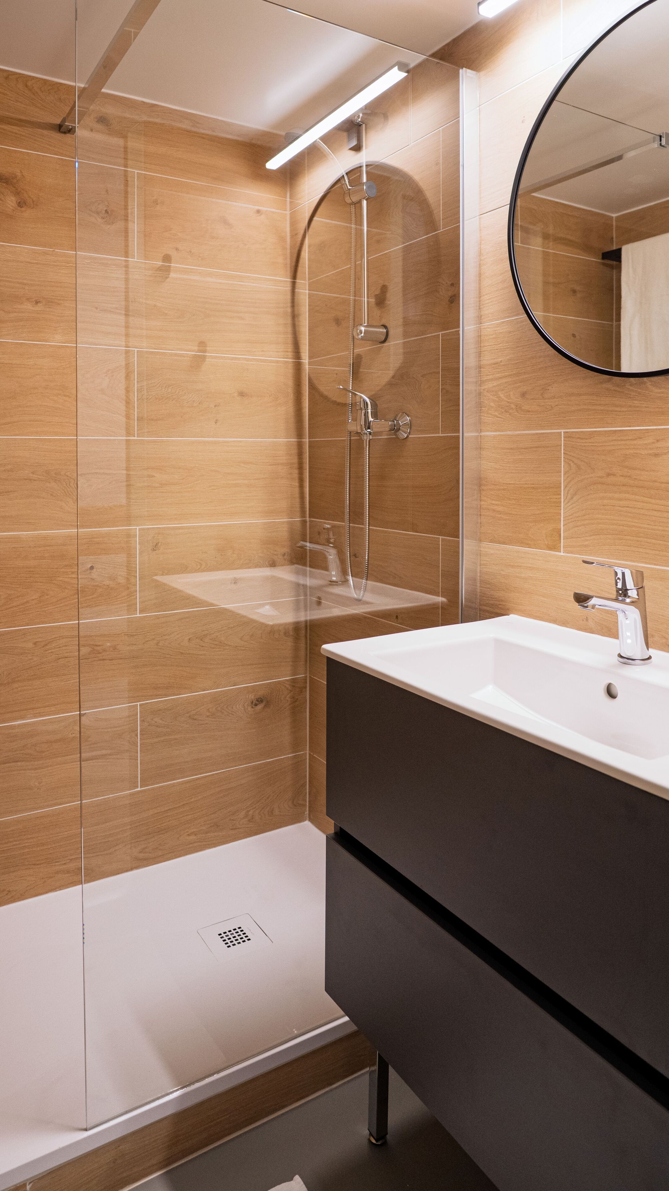 Apartamento, 1 quarto | Casa de banho | Uma banheira, toalhas fornecidas 