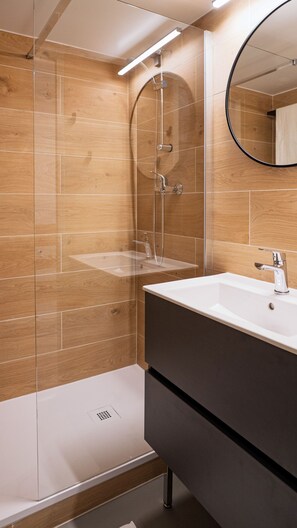 Apartamento, 1 quarto | Banheiro | Banheira, toalhas de banho