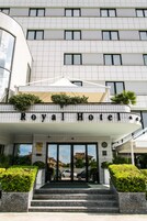Entrada de um hotel com uma placa que diz "Royal Hotel".