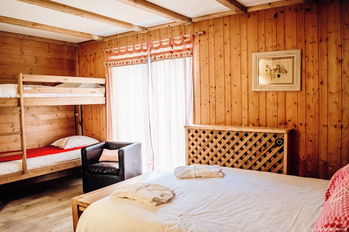 Quarto família, sacada, vista para a montanha | Wi-Fi de cortesia, roupa de cama