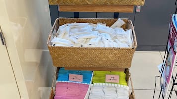 Diversos produtos de higiene pessoal expostos em cestos de vime.