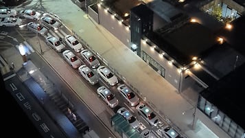 Uma estrutura de estacionamento com vários níveis, com carros estacionados em vagas designadas.