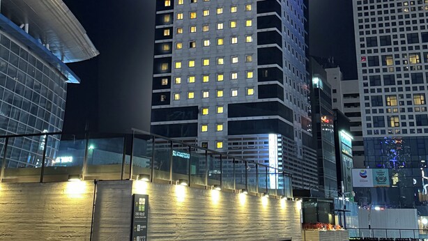 Um edifício de hotel com uma placa indicando 