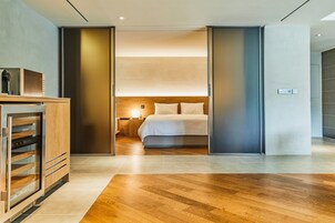 Suite (Party) | Edredões de penas, minibar, cofre no quarto 