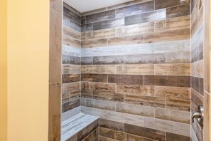 Quarto, 2 camas queen-size, não fumadores | Duche na casa de banho