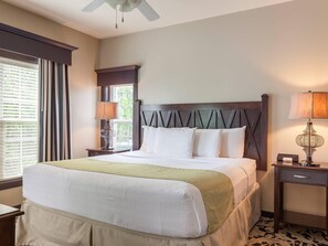 Com decoração personalizada, com mobília individualizada, secretária 