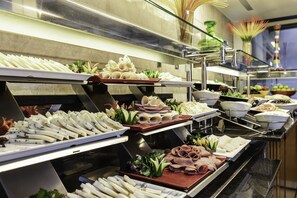 Pequeno-almoço tipo buffet diário mediante uma taxa 
