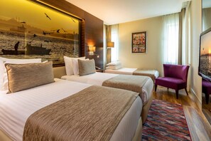 Quarto Triplo Standard | 1 quarto, roupa de alta qualidade, camas de colchão pillowtop, minibar 