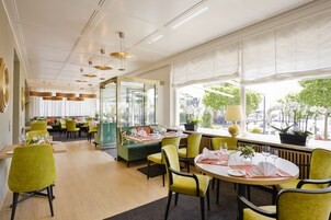 2 restaurantes: servem pequenos-almoços, almoços e jantares