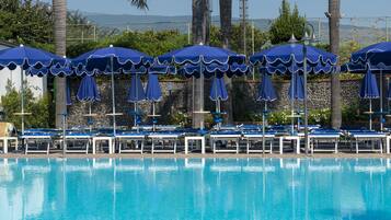 2 piscinas externas, guarda-sóis, espreguiçadeiras