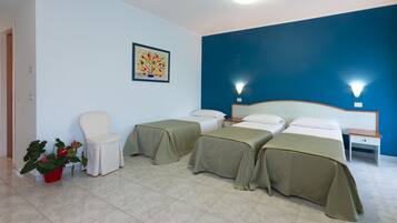 Quarto triplo | Roupas de cama premium, frigobar, cofres nos quartos, escrivaninha