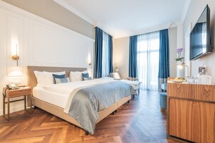Quarto família (Belle Etage) | Frigobar, cofres nos quartos, Wi-Fi de cortesia, roupa de cama
