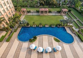 Piscina externa, guarda-sóis, espreguiçadeiras