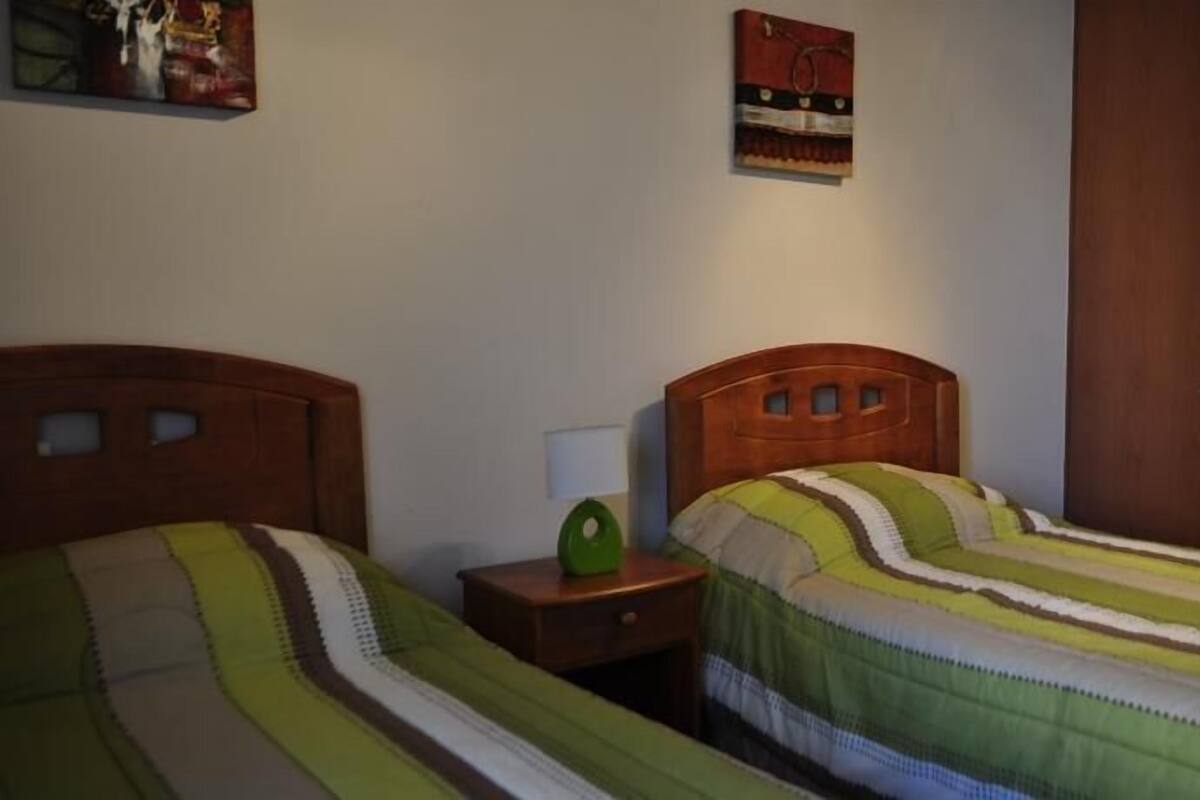 Roupa de alta qualidade, edredões de penas, minibar