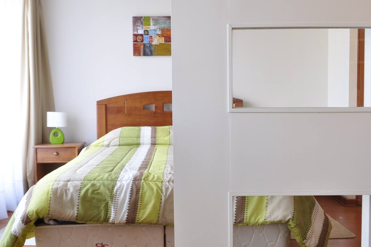 Quarto Triplo | Roupa de alta qualidade, edredões de penas, minibar