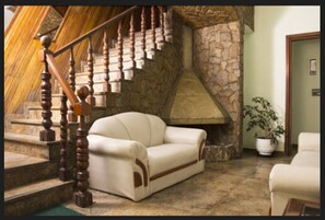 Área de estar no saguão