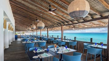 3 restaurantes, pequenos-almoços servidos, cozinha internacional