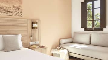 Quarto de hotel com cama, sofá, mesa de cabeceira, luminária e janela com vista para árvores.