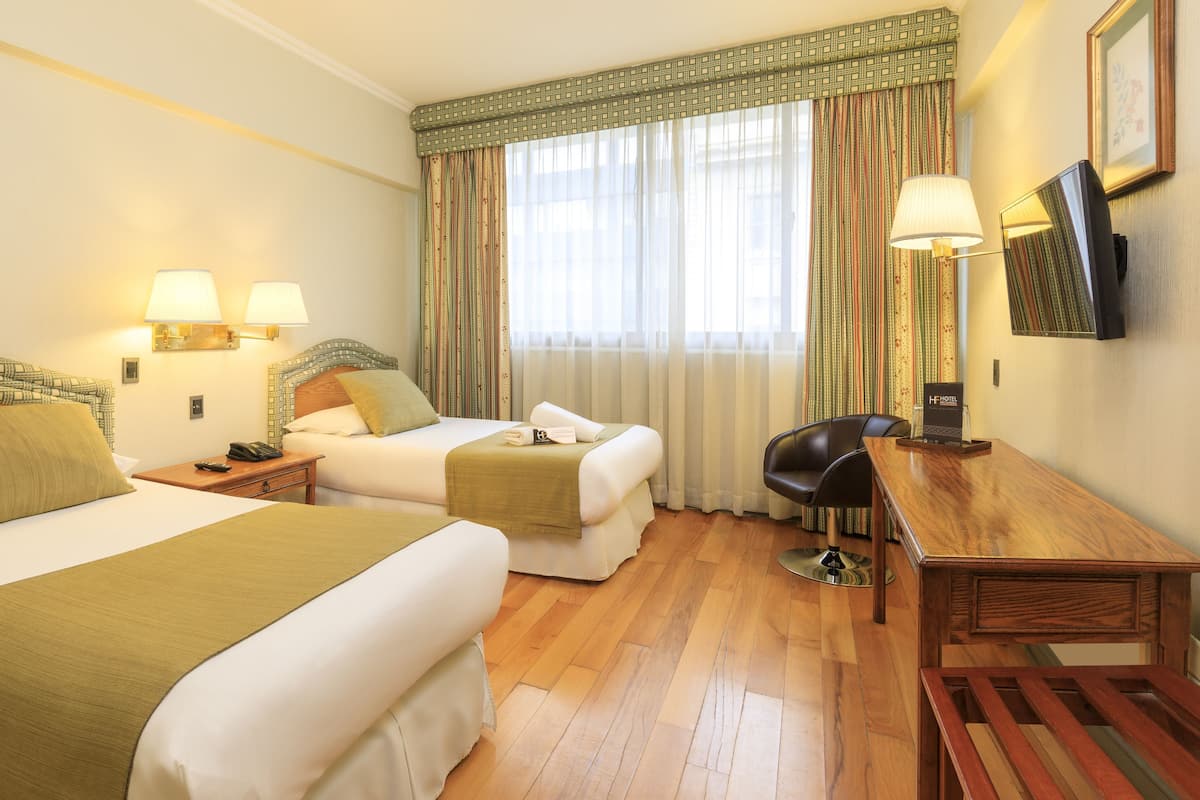 Minibar, cofre no quarto, secretária