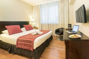 Suite-Estúdio Premium | Minibar, cofre no quarto, secretária 