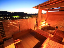Uma área de spa em madeira com hidromassagem e um deck de madeira.