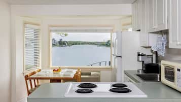 Um micro-ondas, uma placa de cozinha, uma cafeteira/bule