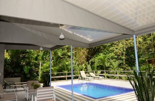 2 piscinas externas, espreguiçadeiras