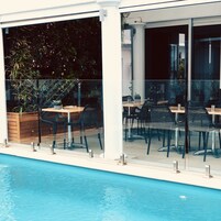 Piscina externa, espreguiçadeiras