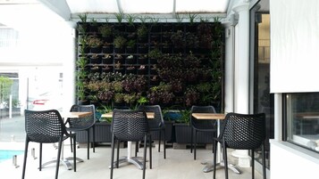 Serviço de café da manhã, culinária regional, vistas para a piscina 