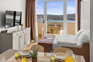 Apartamento Superior, 2 quartos, 2 casas de banho, vista para o mar | Sala de estar | Televisor, ténis de mesa 