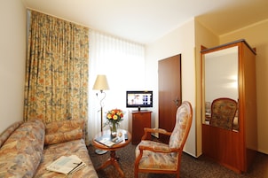 Roupas de cama premium, frigobar, cofres nos quartos