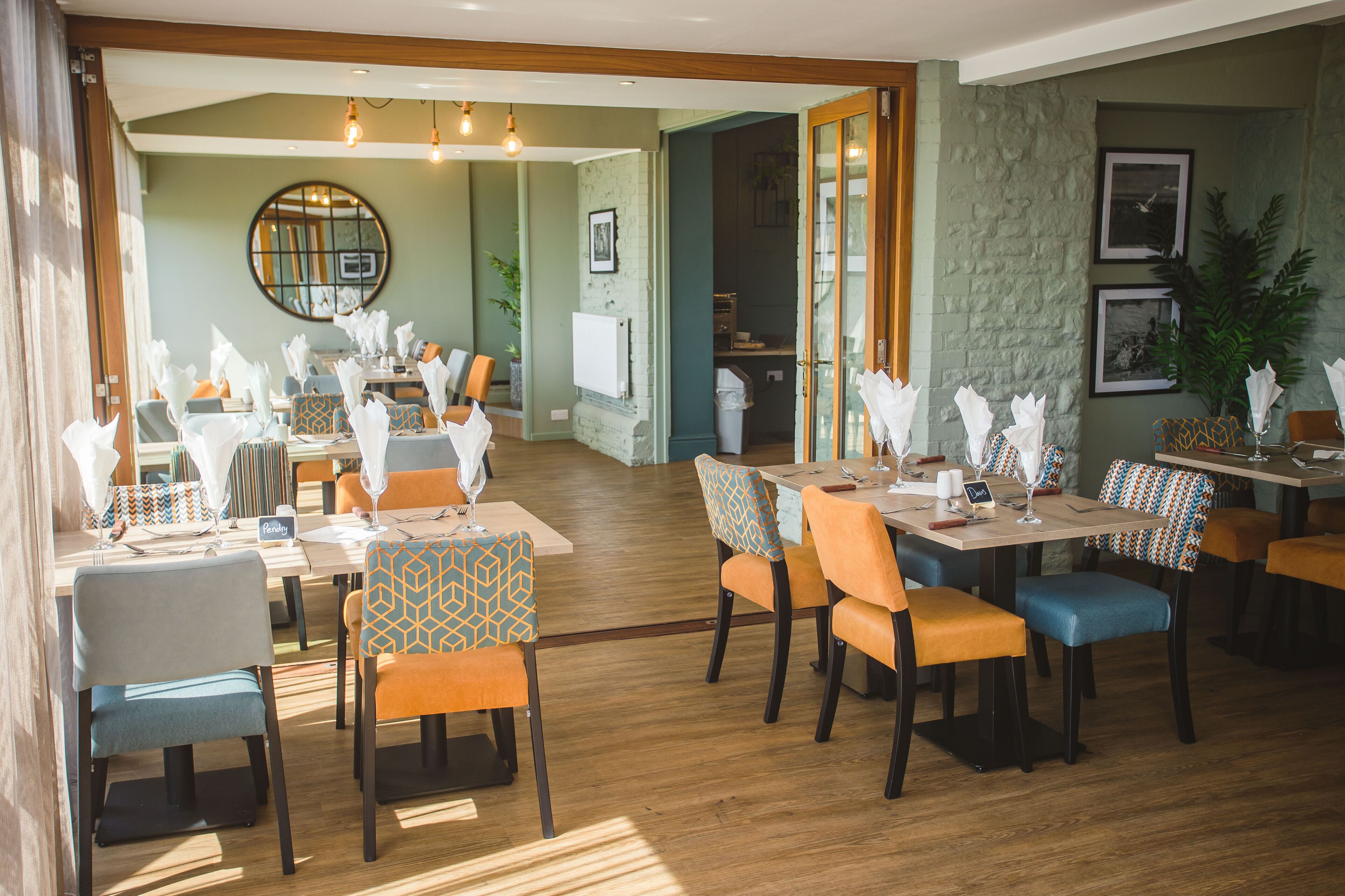 Pequenos-almoços servidos, cozinha local, com vista para o jardim 