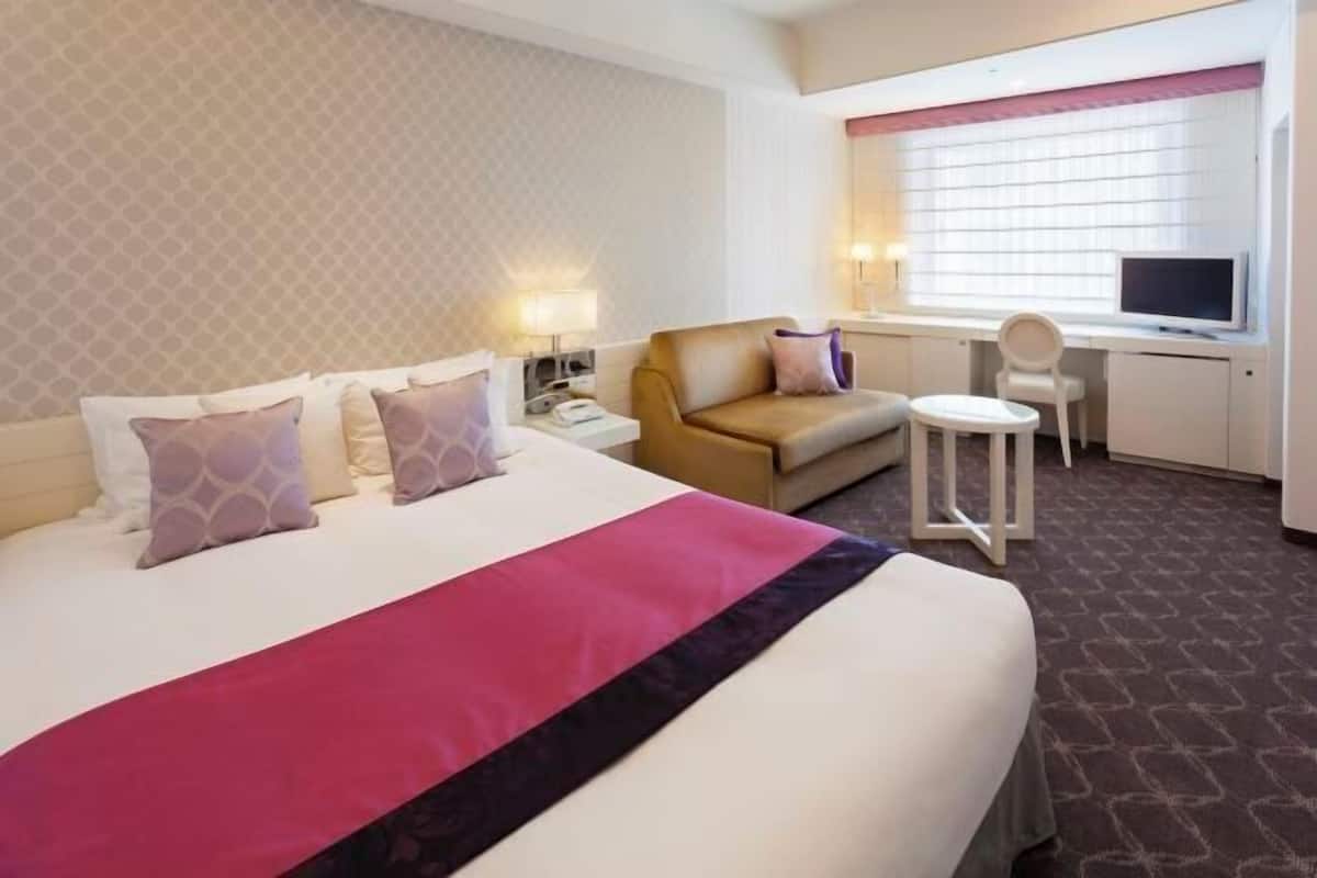 Escrivaninha, espaço de trabalho para notebook, cortinas blackout