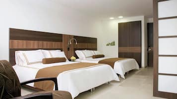 Quarto Twin Comfort, casa de banho privativa | 1 quarto, roupa de alta qualidade, cofre no quarto, secretária