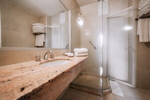 Apartamento superior, 2 quartos (4 People) | Banheiro | Chuveiro, chuveiro com efeito de chuva, produtos de toalete grátis 