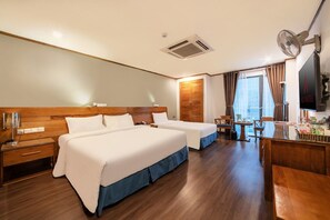 Quarto Familiar | Minibar, cofre no quarto, cortinas/cortinados opacos 