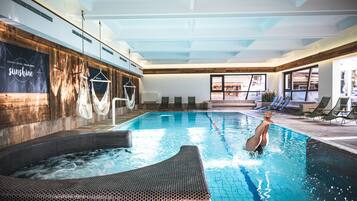 Piscina interior, piscina exterior sazonal, guarda-sóis