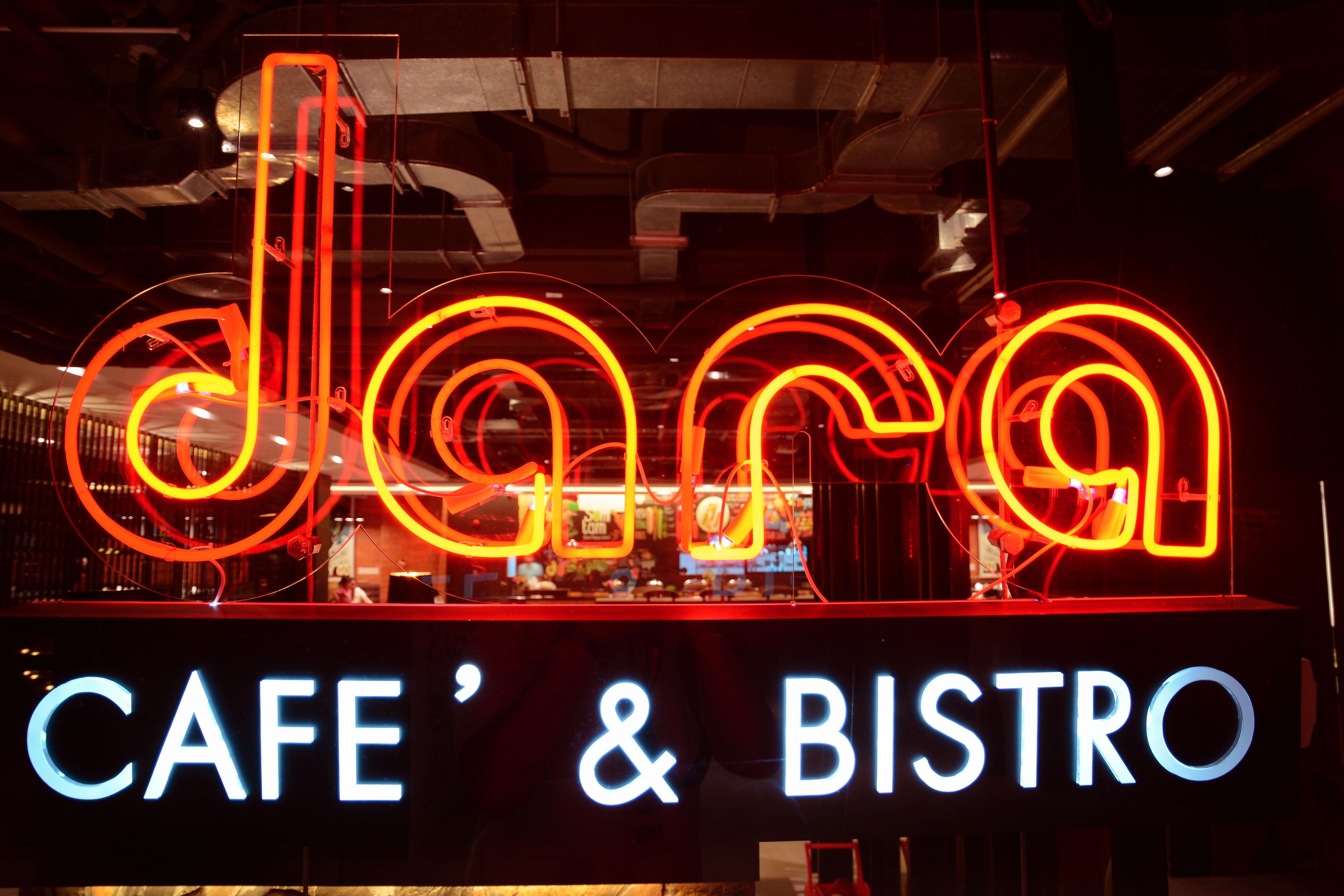 Letreiro de neon para 'Cafe & Bistro' com design moderno e iluminado.