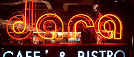 Letreiro de neon para 'Cafe & Bistro' com design moderno e iluminado.
