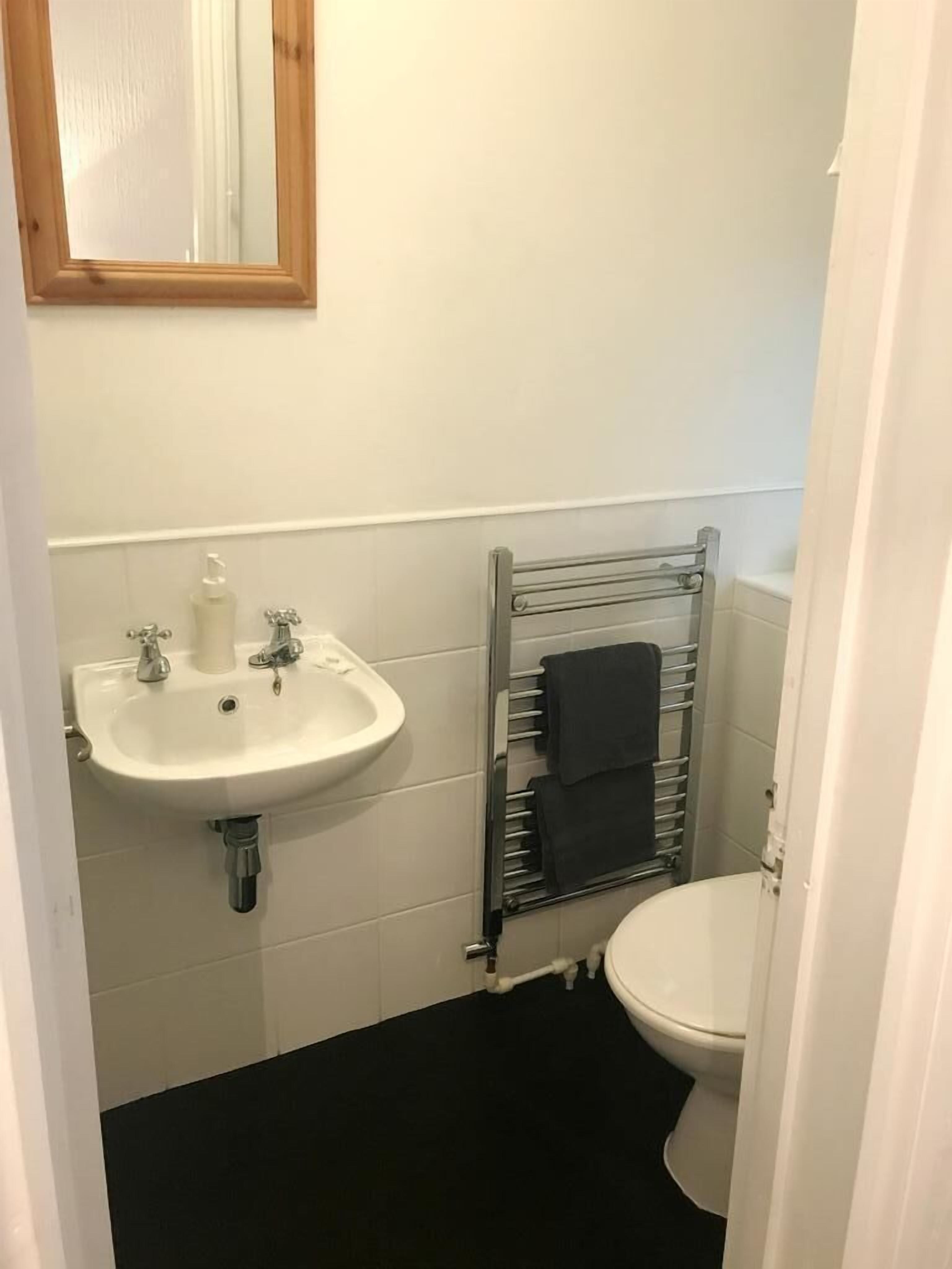 Quarto duplo standard, suíte (Rear Room) | Banheiro | Produtos de toalete grátis, secador de cabelo, toalhas de banho, shampoo