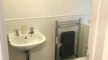 Quarto duplo standard, suíte (Rear Room) | Banheiro | Produtos de toalete grátis, secador de cabelo, toalhas de banho, shampoo