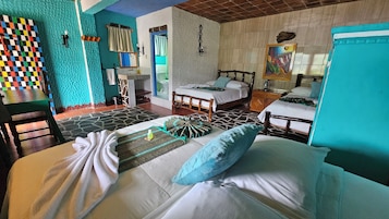 Quarto Triplo | Com decoração personalizada, secretária