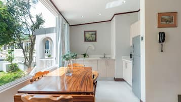 Secretária, Wi-fi grátis, roupa de cama fornecida
