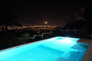 Piscina exterior, da(s) 6:00 à(s) 21:30, guarda-sóis, espreguiçadeiras 