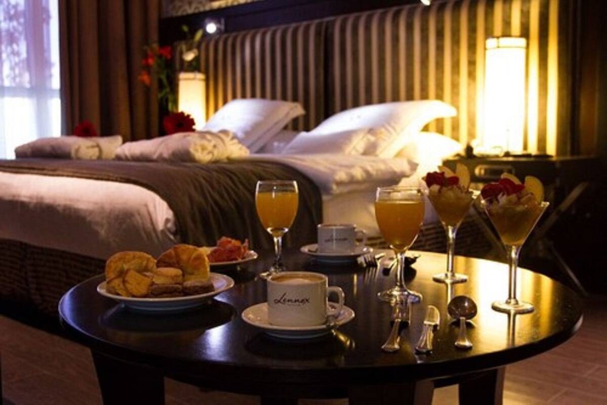 Edredões de penas, minibar, cofre com capacidade para portátil